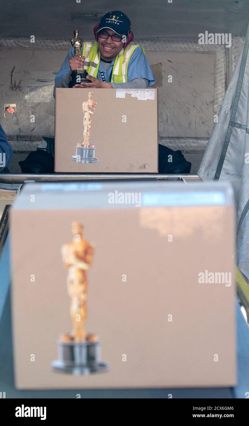 United airlines ramp service hi-res stock photography and images - Alamy