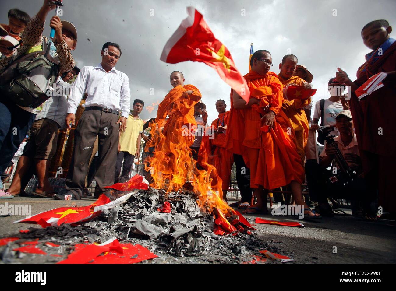Monk vietnam burn hi-res stock photography and images - Alamy