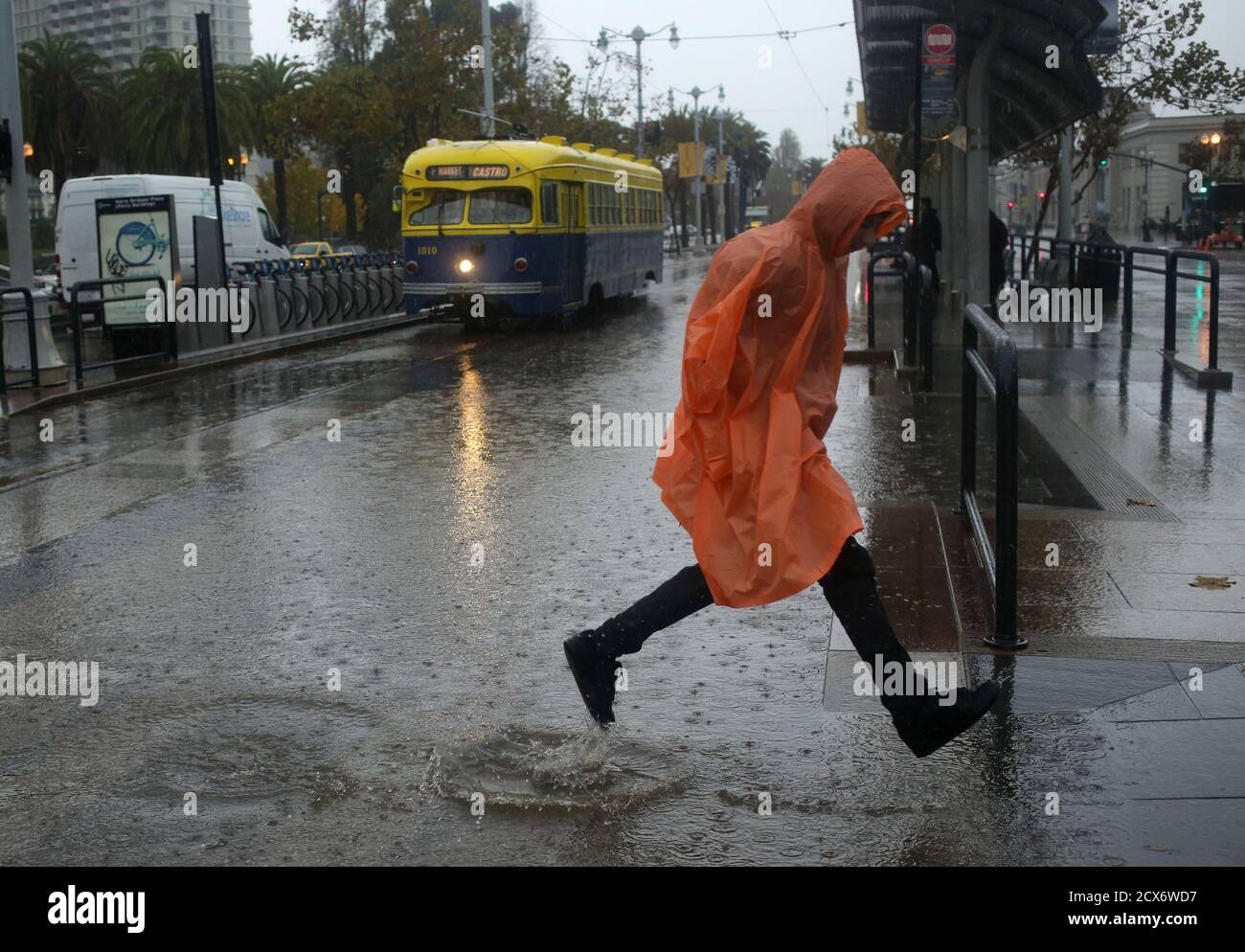 School bus in rain storm hi-res stock photography and images - Alamy