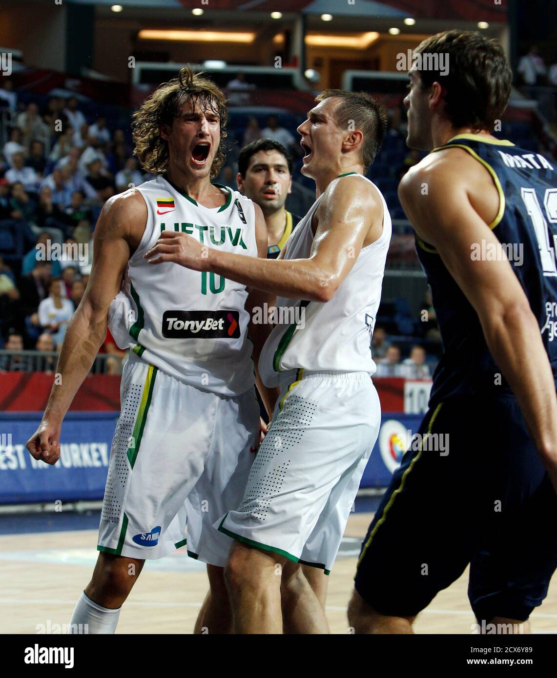 Marcos mata basketball hi-res stock photography and images - Alamy