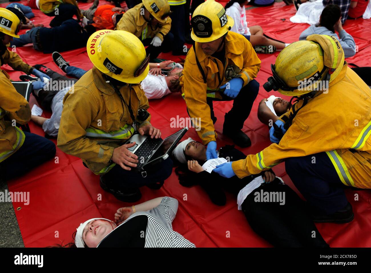 Emergency personnel during hi-res stock photography and images - Alamy