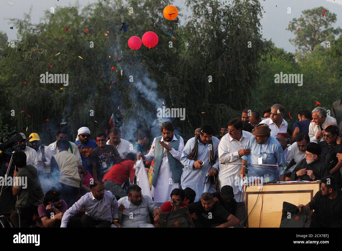 Prime minister crowd table hi-res stock photography and images - Alamy