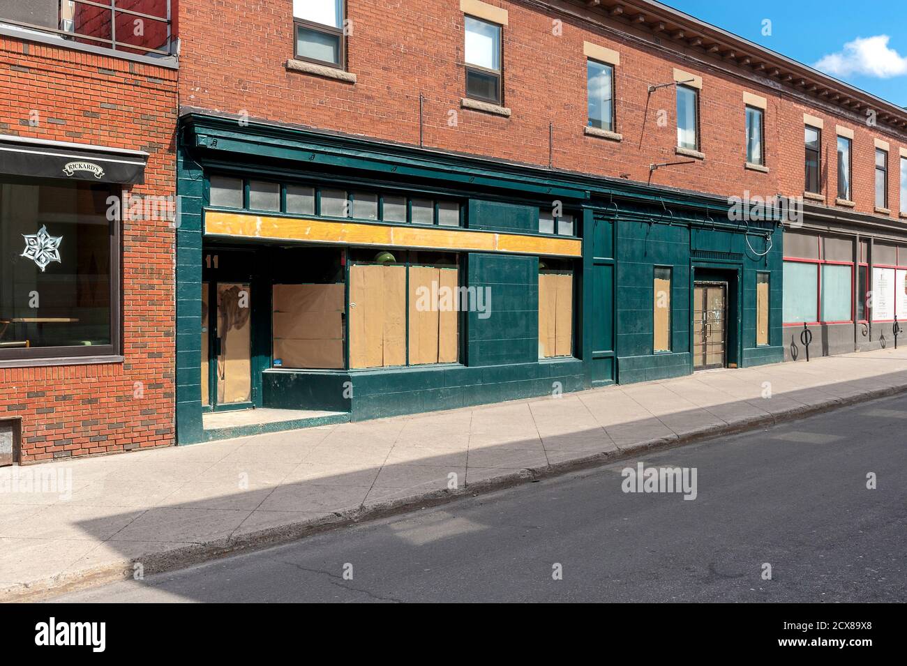 Boarded storefront hi-res stock photography and images - Alamy