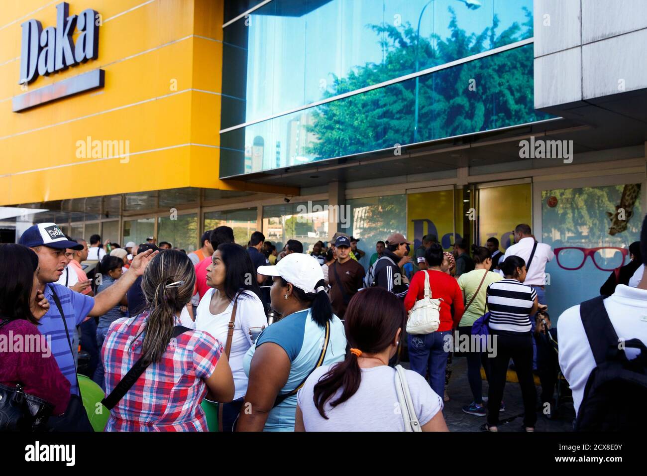 Appliances store crowd hi-res stock photography and images - Alamy