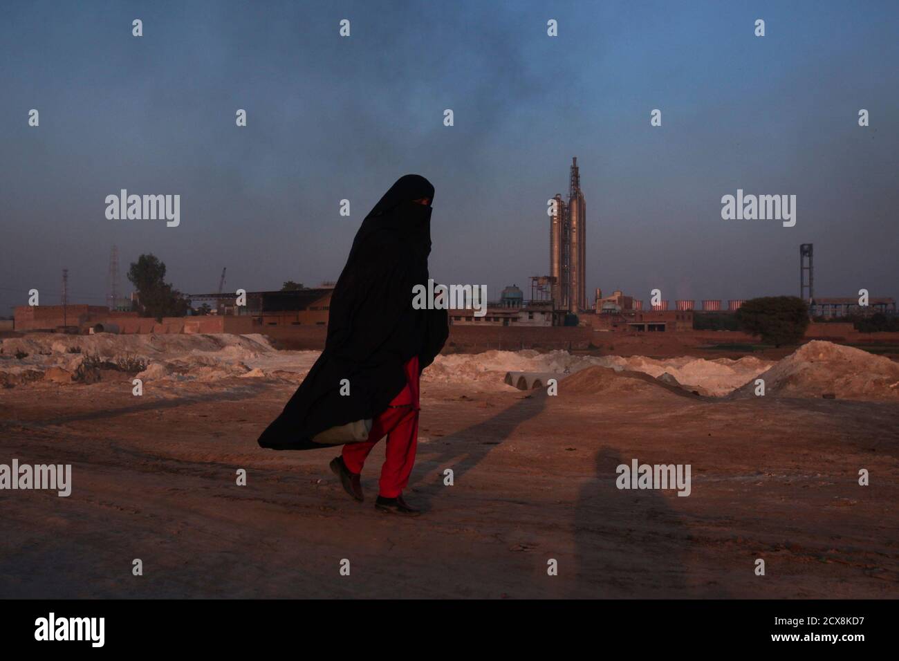 Woman wearing burqa pakistan hi-res stock photography and images - Alamy