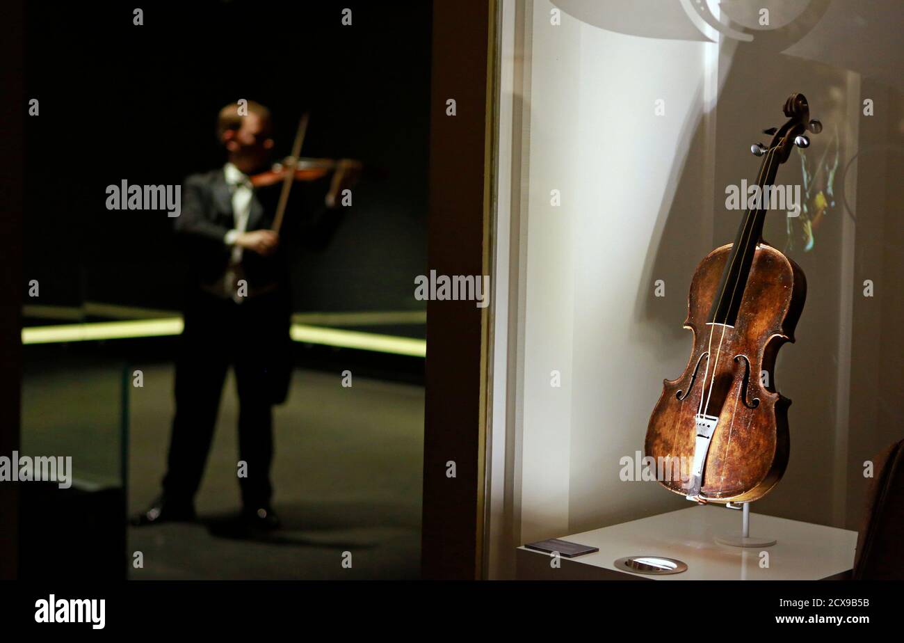 Sinking of the titanic violin hi-res stock photography and images - Alamy