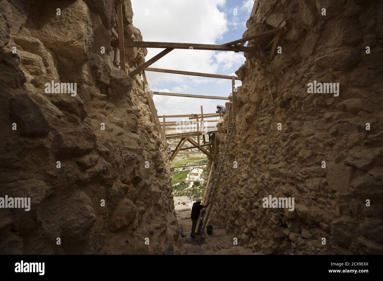 Rubble mound walkway hi-res stock photography and images - Alamy