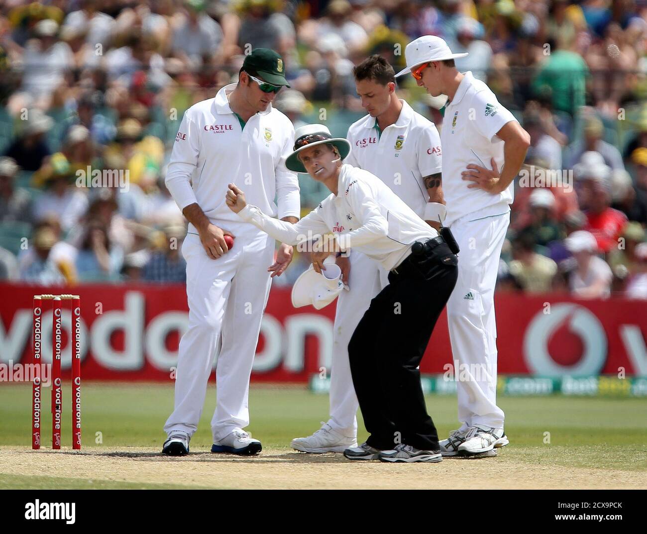 Cricket umpire signal hi-res stock photography and images - Alamy