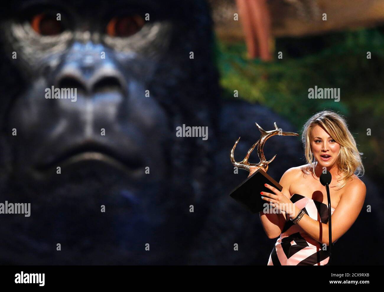 Kaley cuoco hot hi-res stock photography and images - Alamy