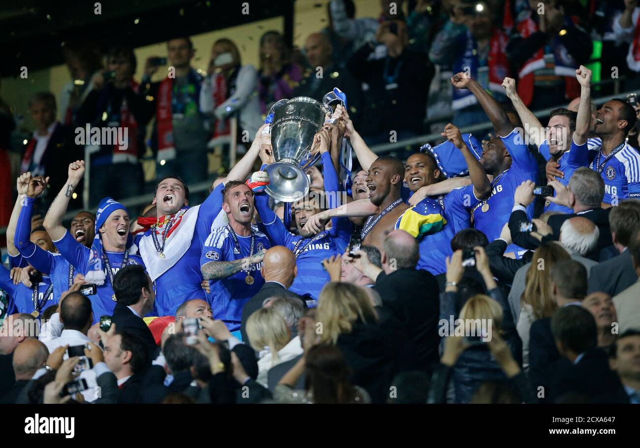 Chelsea champions league trophy lift hi-res stock photography and ...
