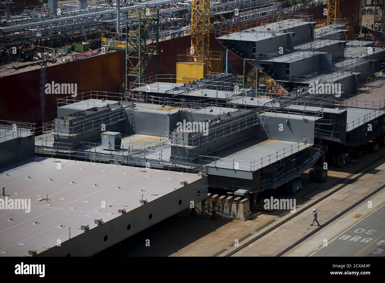 Hyundai heavy industries shipyard hi-res stock photography and images ...