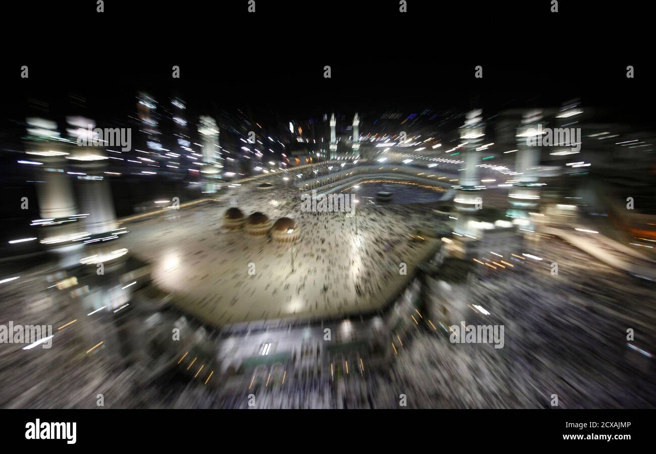 Muslim pilgrims circle the kaaba hi-res stock photography and images ...