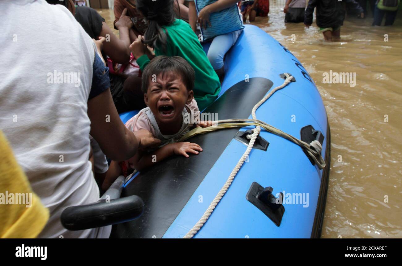 Indonesian boy crying hi-res stock photography and images - Alamy