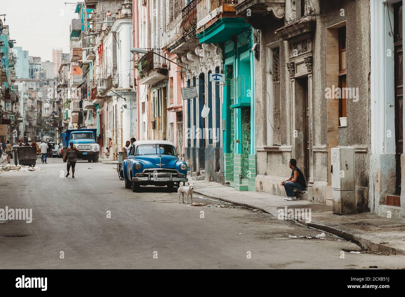 Real-life street scene in Old Town Havana (La Habana Vieja), Cuba Stock ...