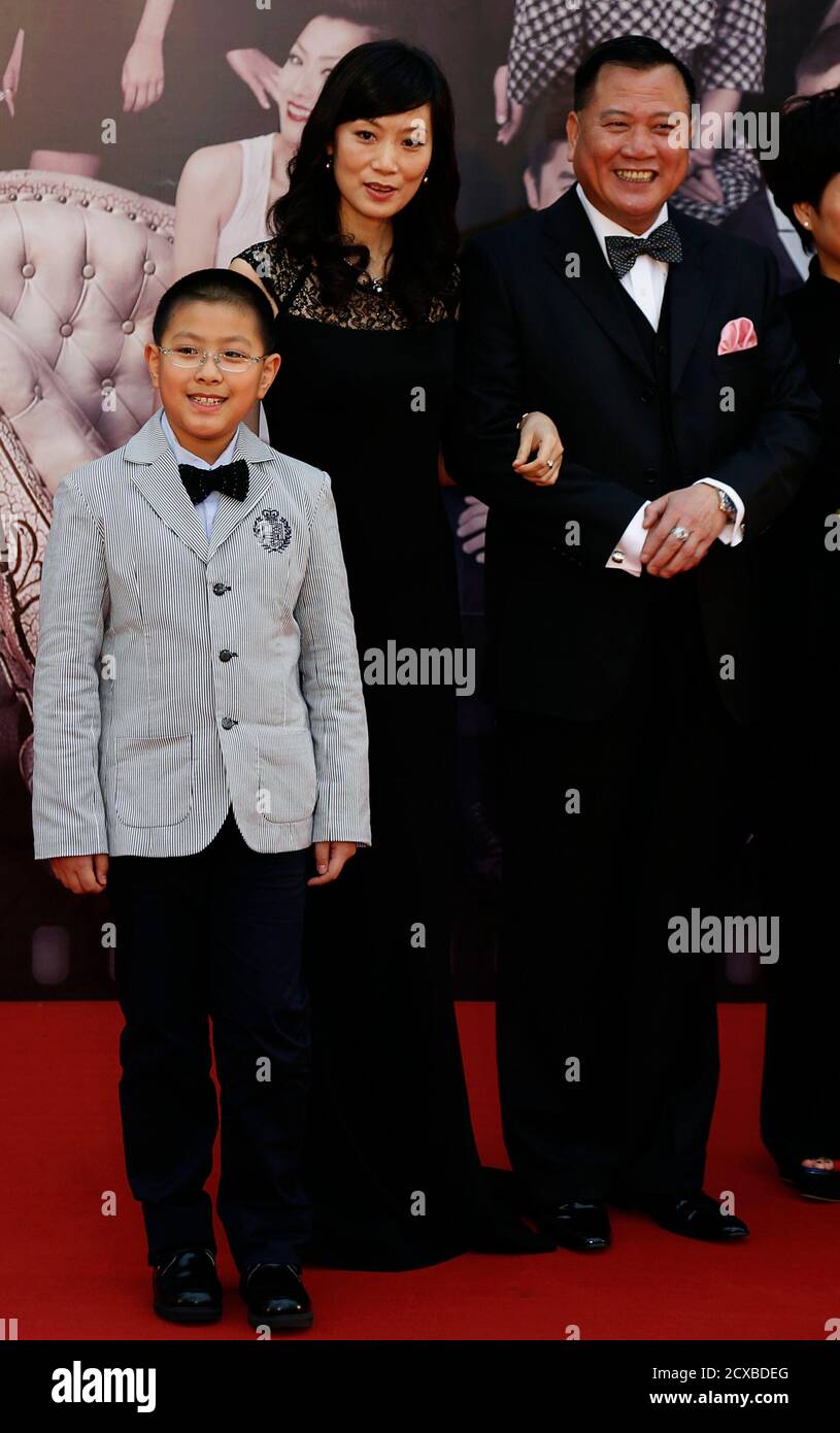 Family members and pose hi-res stock photography and images - Alamy