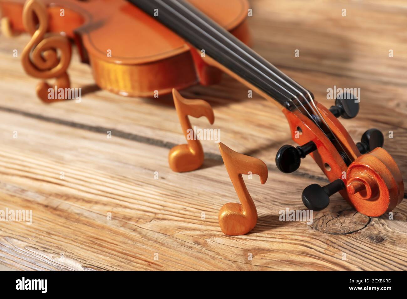 Violin with music notes on table Stock Photo - Alamy