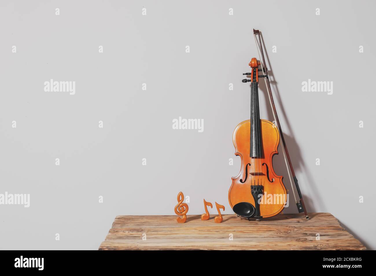 Violin with music notes on table Stock Photo - Alamy
