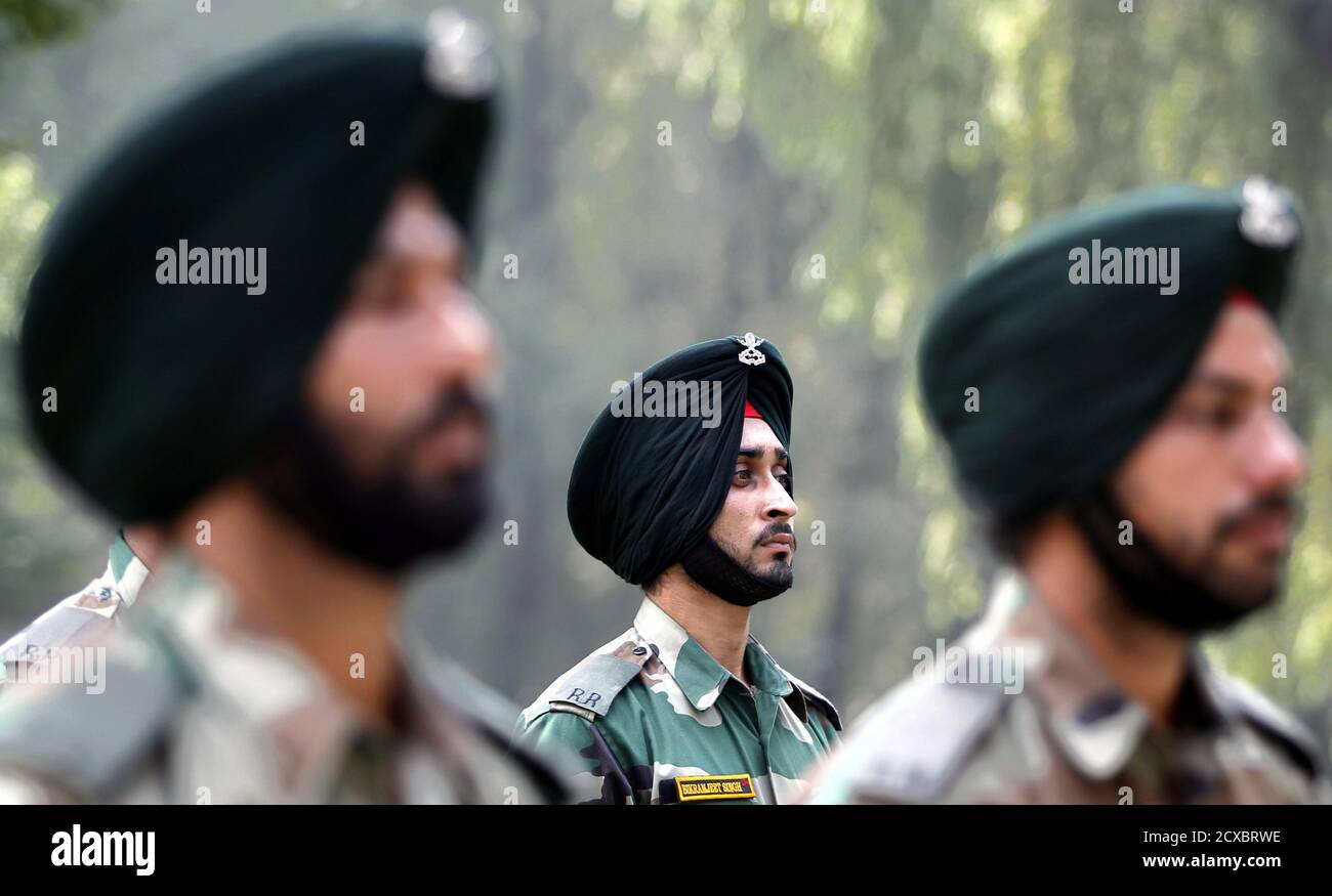 Indian army soldier on kashmir border hi-res stock photography and ...