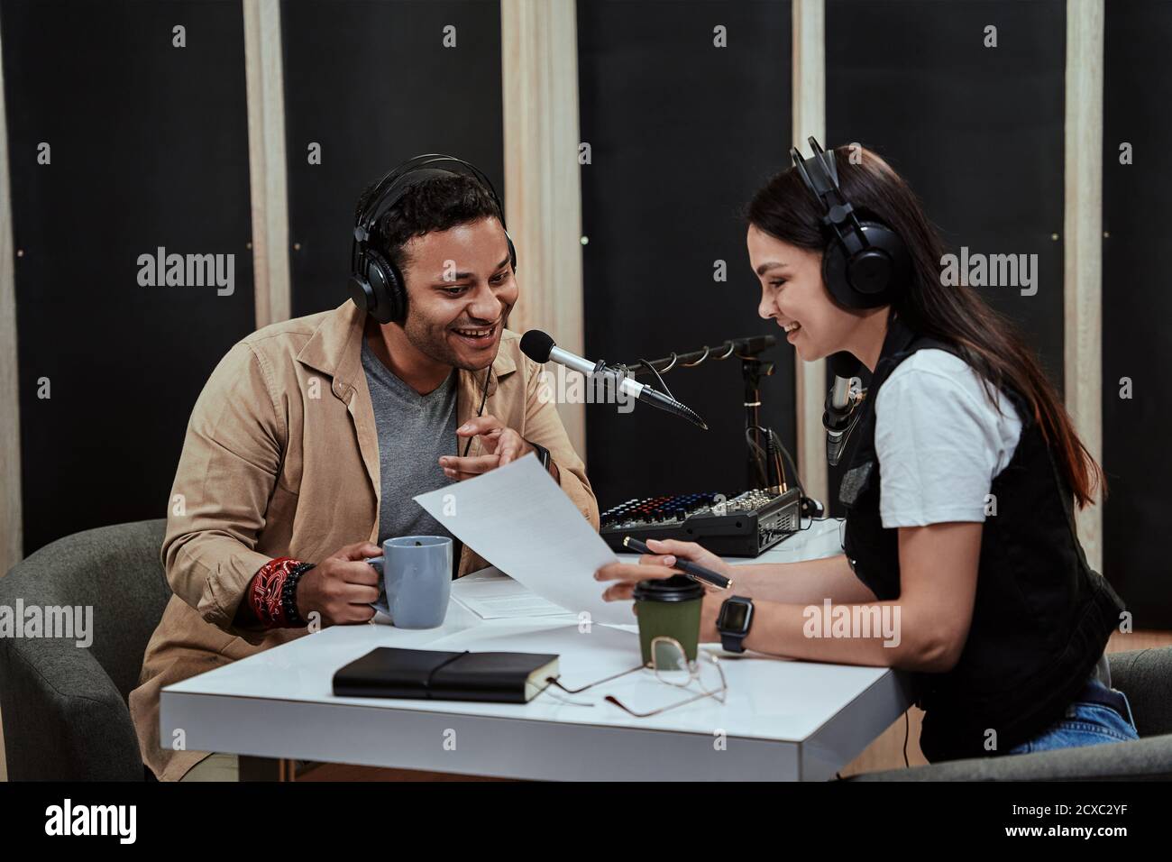 Radio talk show couple hi-res stock photography and images - Alamy