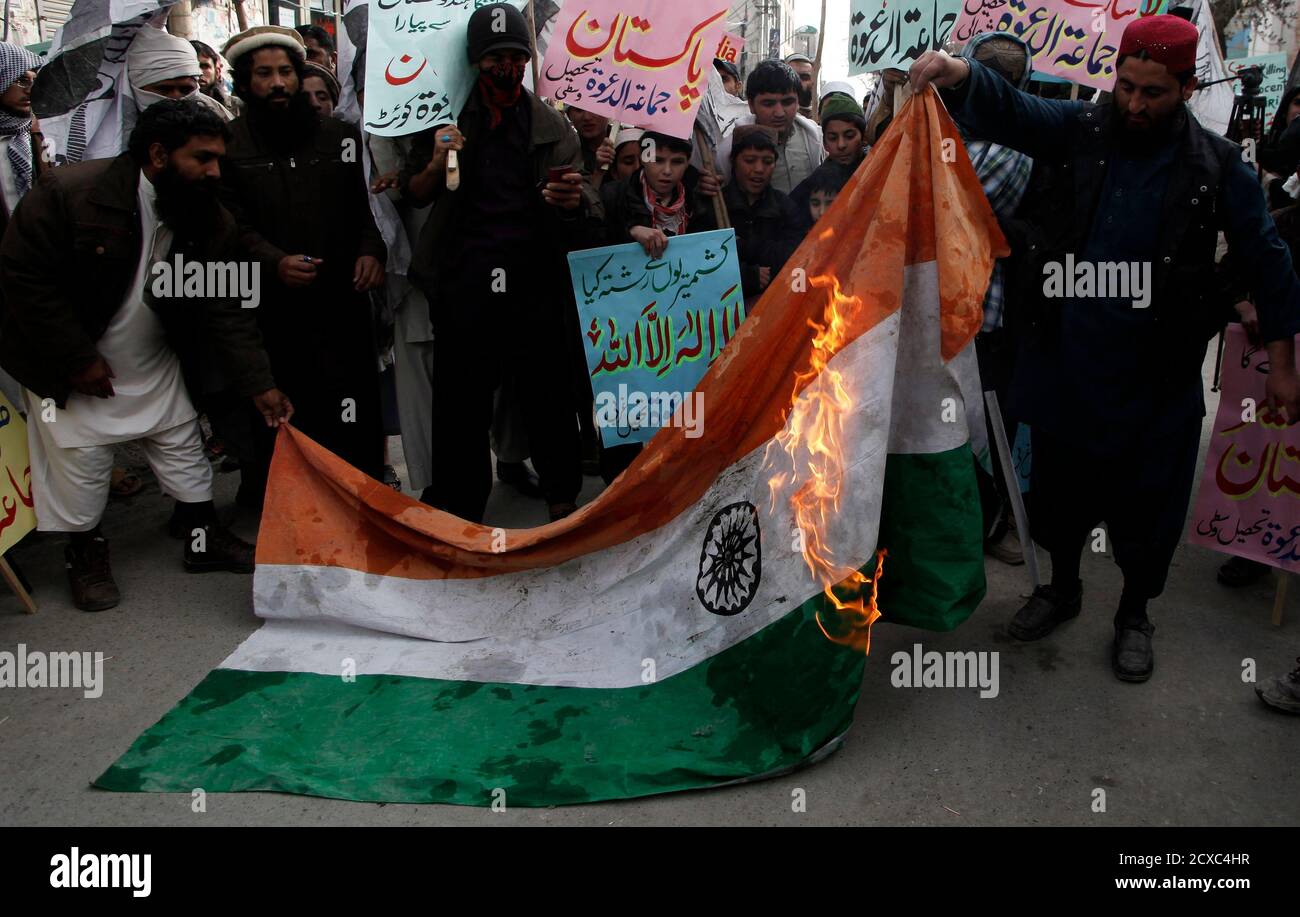 Pakistan flag burn hi-res stock photography and images - Alamy