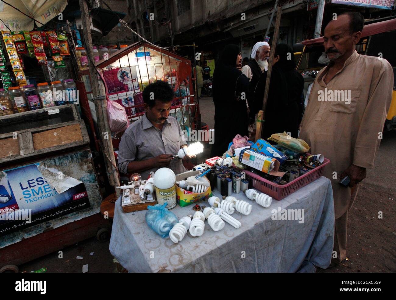 Makeshift street vendor stall hi-res stock photography and images - Alamy