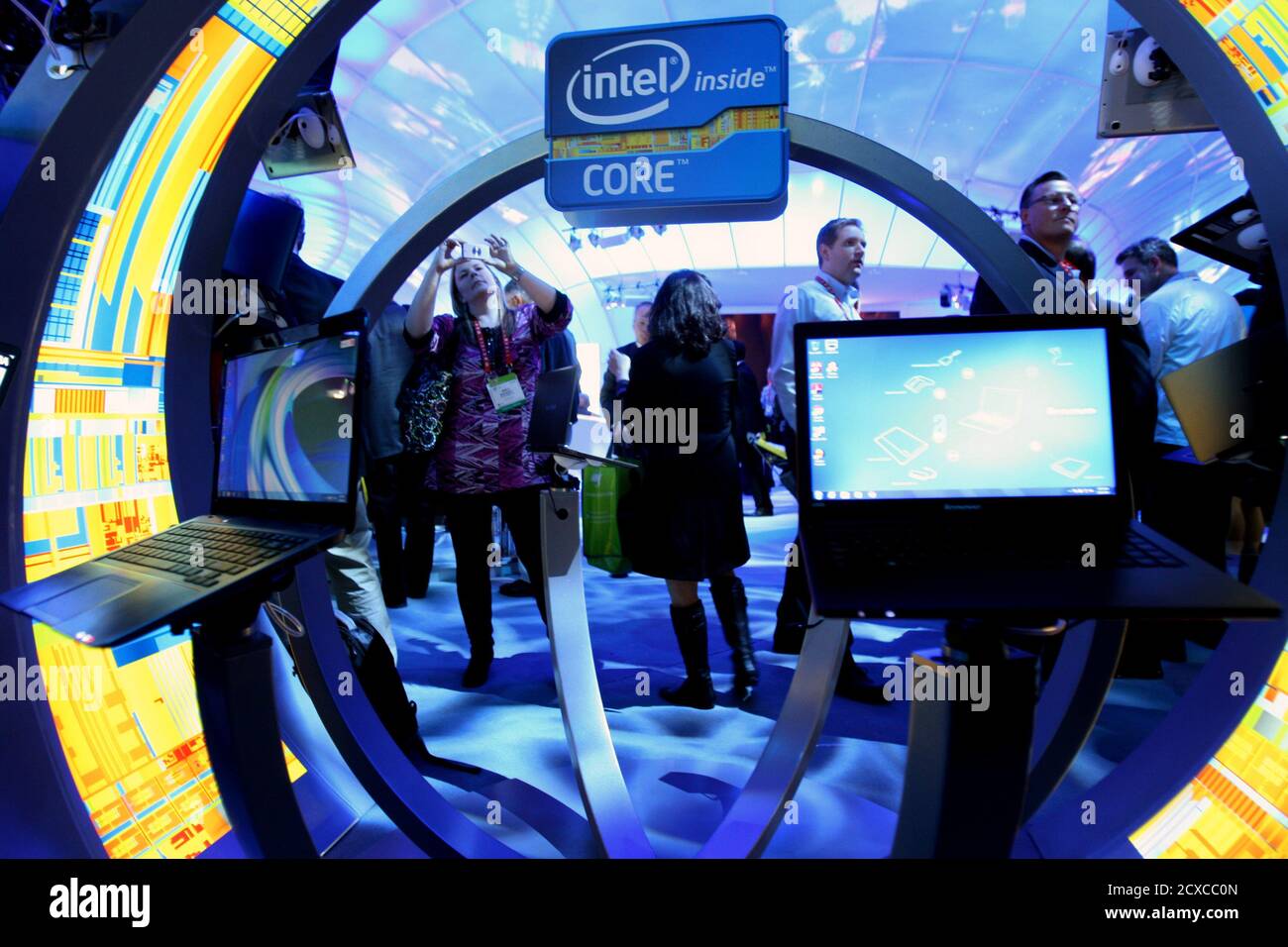 Intel booth hi-res stock photography and images - Alamy