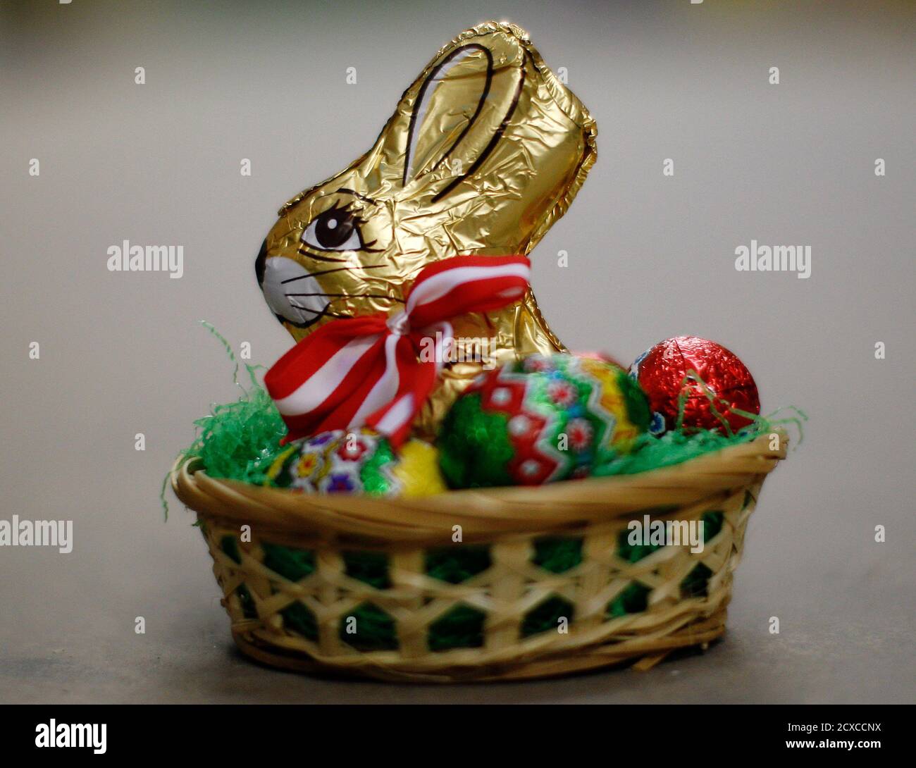 Gold wrapped lindt chocolate bunnies hi-res stock photography and ...