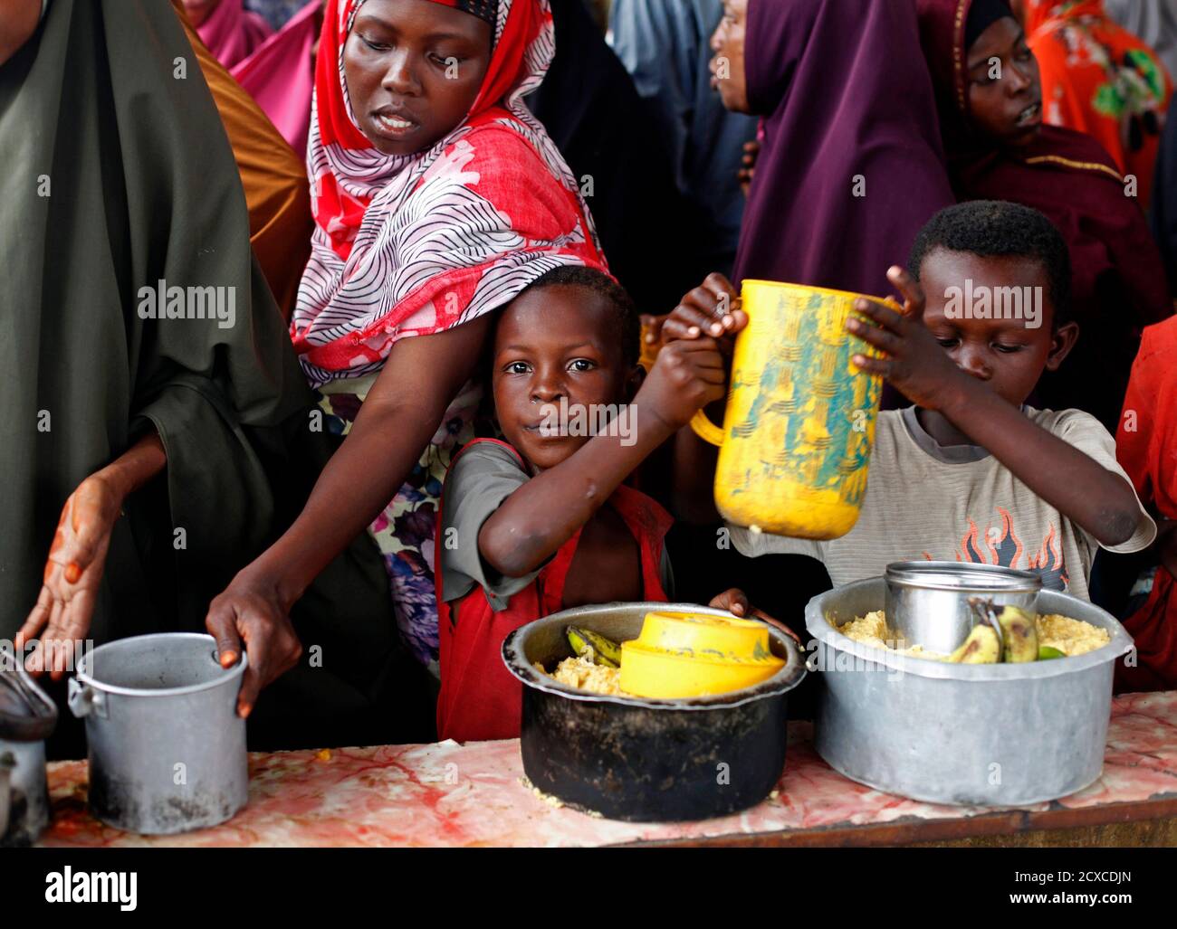 Food africa line poverty hi-res stock photography and images - Alamy
