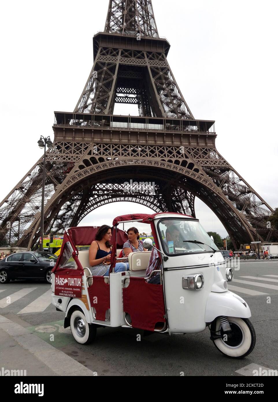 Eiffel tower paris rickshaw hi-res stock photography and images - Alamy