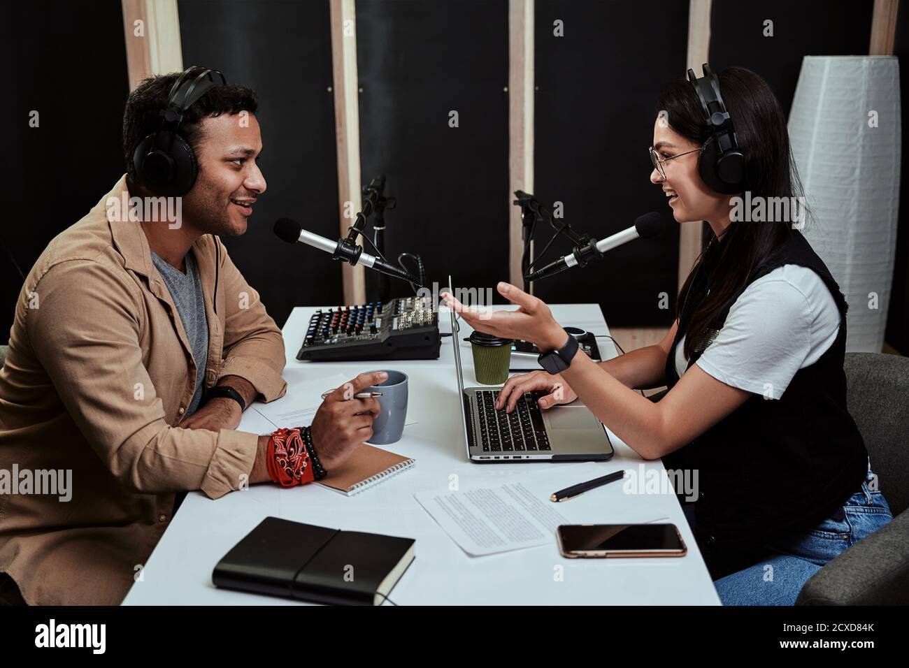 Couple male female radio hosts hi-res stock photography and images - Alamy