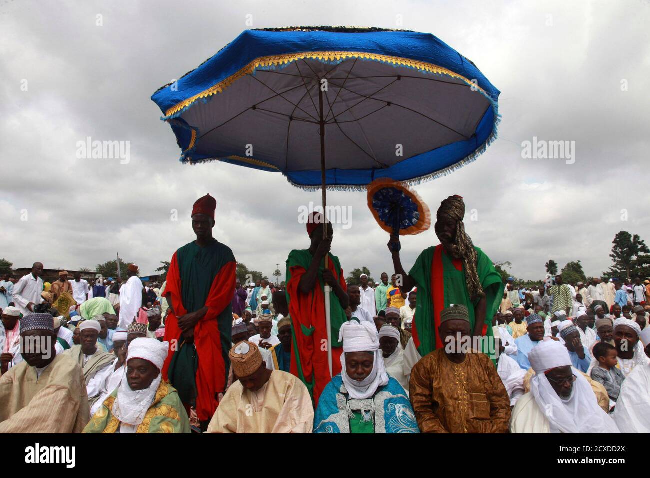 Nigeria muslims praying hi-res stock photography and images - Alamy