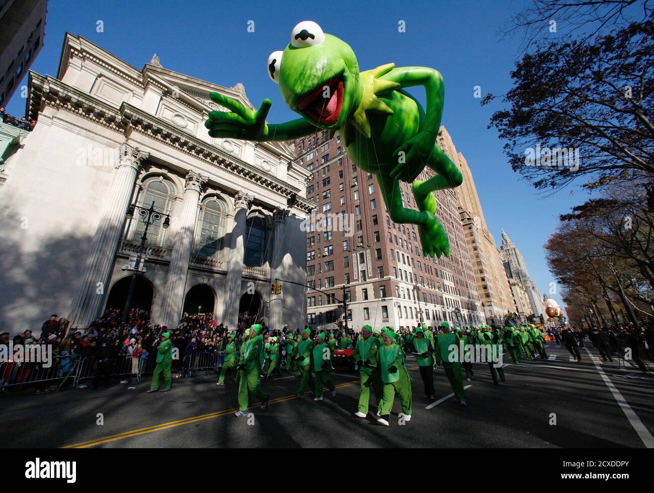 Macys thanksgiving day parade kermit hi-res stock photography and ...
