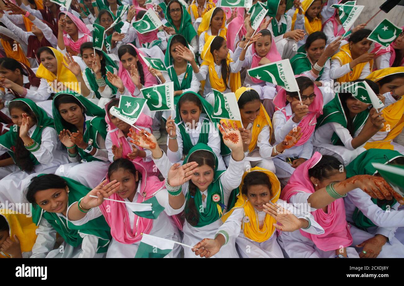 Pakistan students female hi-res stock photography and images - Alamy