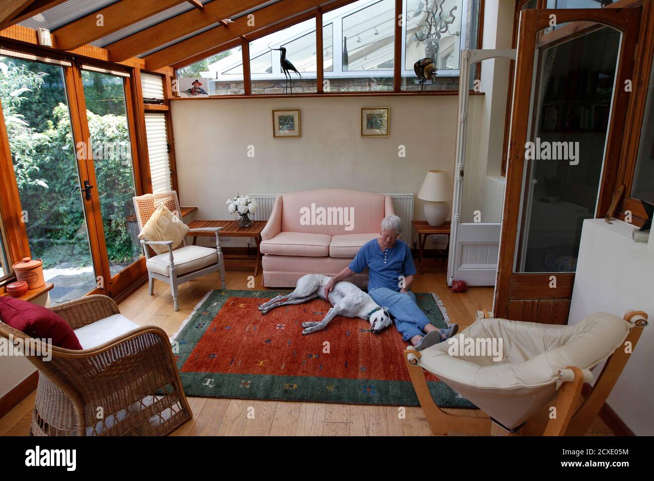 Actress annette crosbie hi-res stock photography and images - Alamy