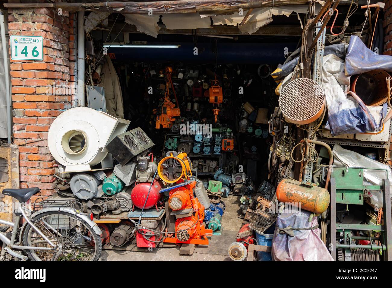Traditional hardware store hi-res stock photography and images - Alamy