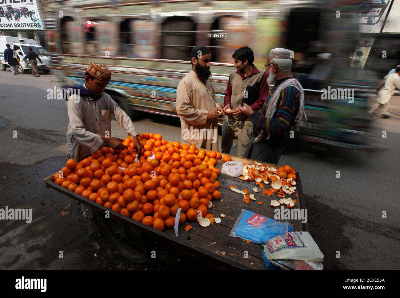 Group of men eat and drink hi-res stock photography and images - Alamy