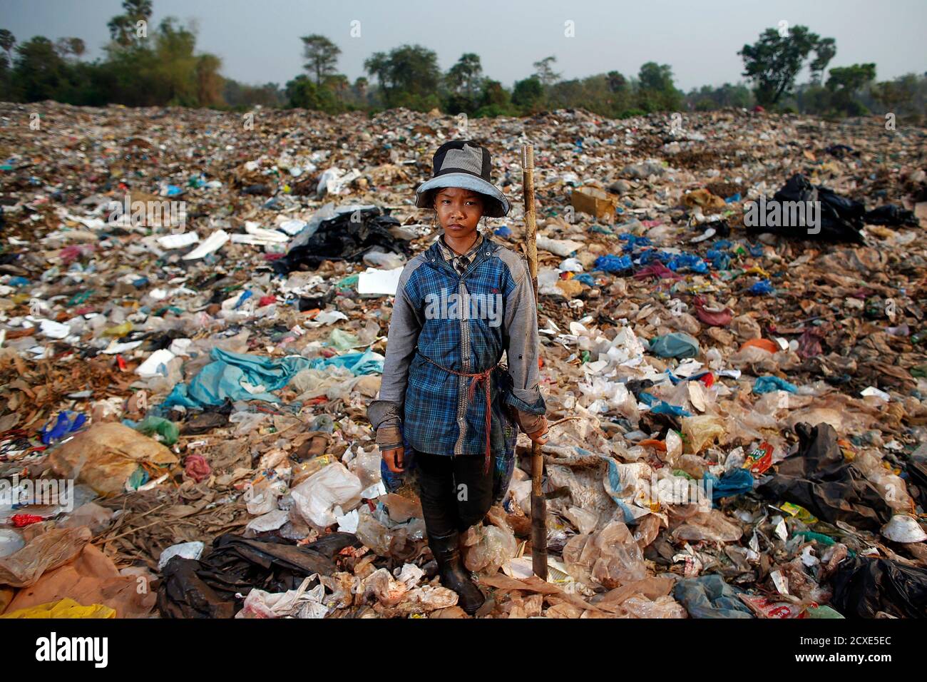 Dumpsite girl hi-res stock photography and images - Alamy