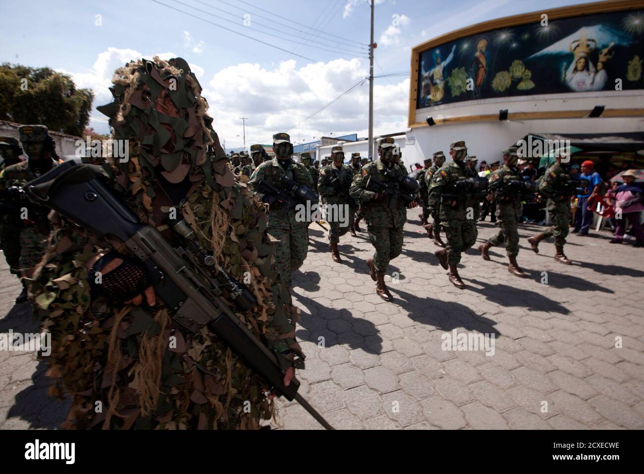 Ecuador soldiers hi-res stock photography and images - Alamy