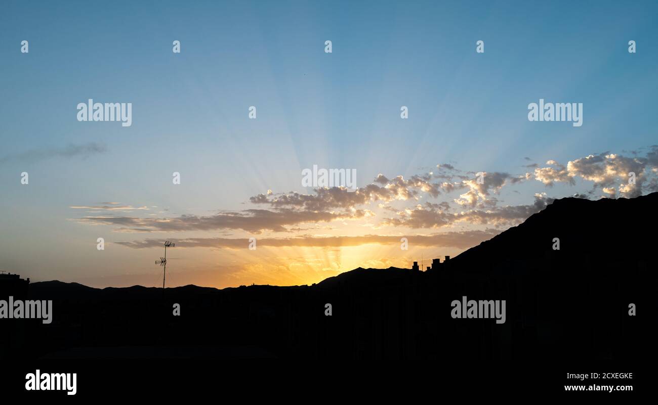 Sunlight behind purple cloud hi-res stock photography and images - Alamy