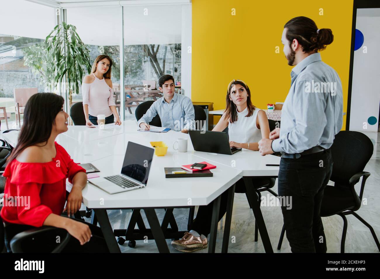 Latin people computer office hi-res stock photography and images - Alamy