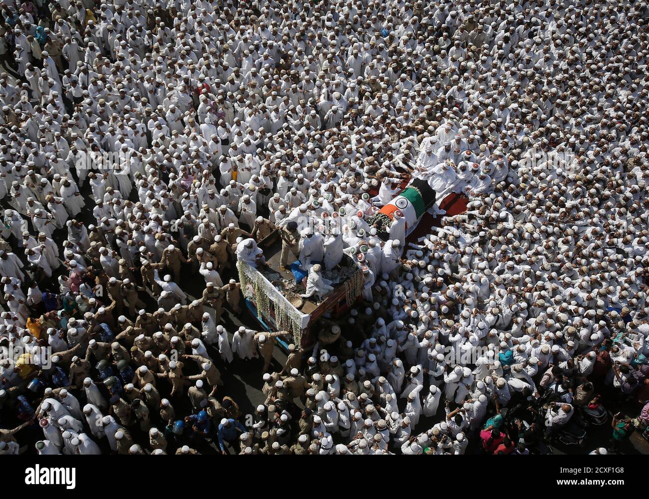 Stampede crowd people hi-res stock photography and images - Alamy