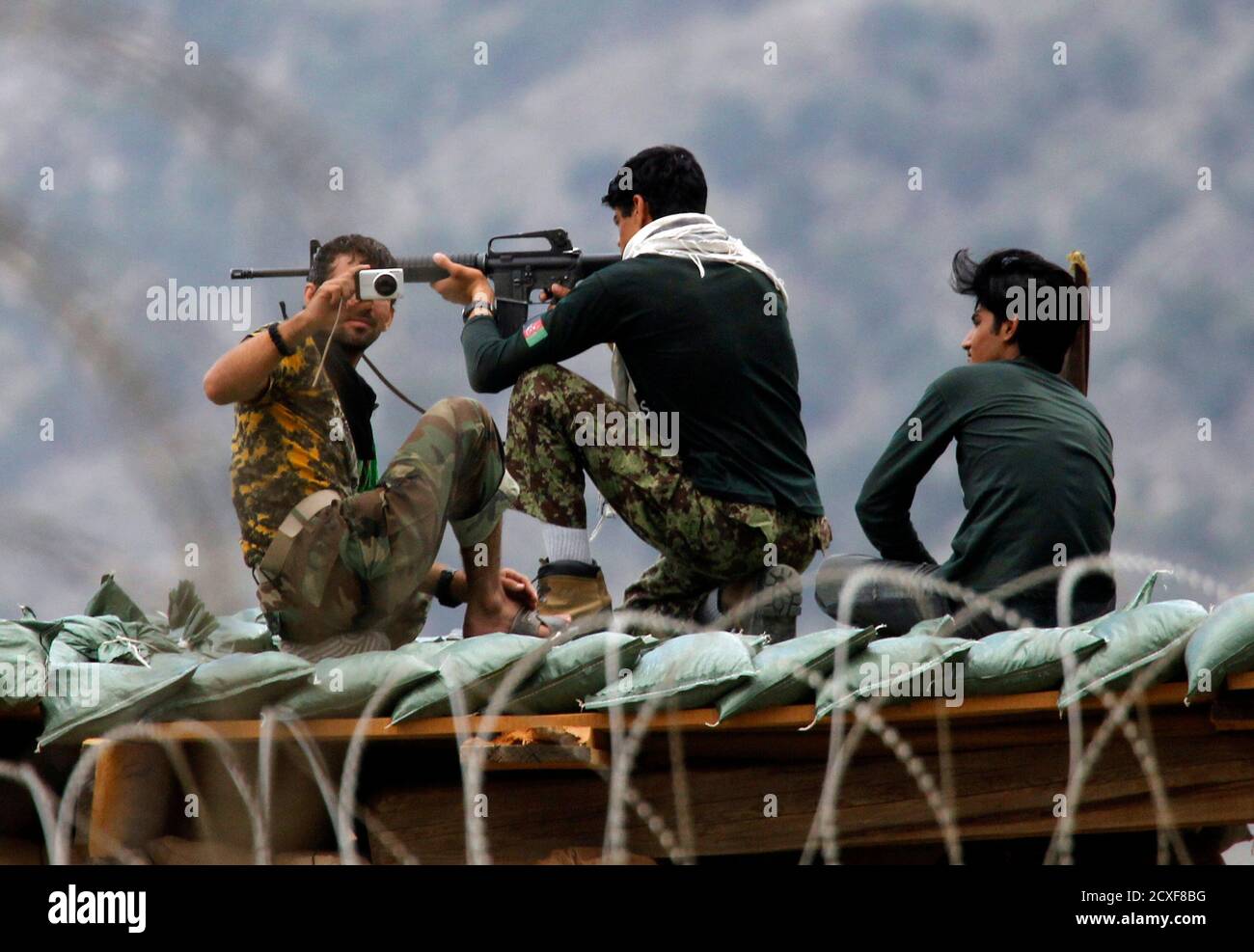 Rooftop barbed wire hi-res stock photography and images - Alamy