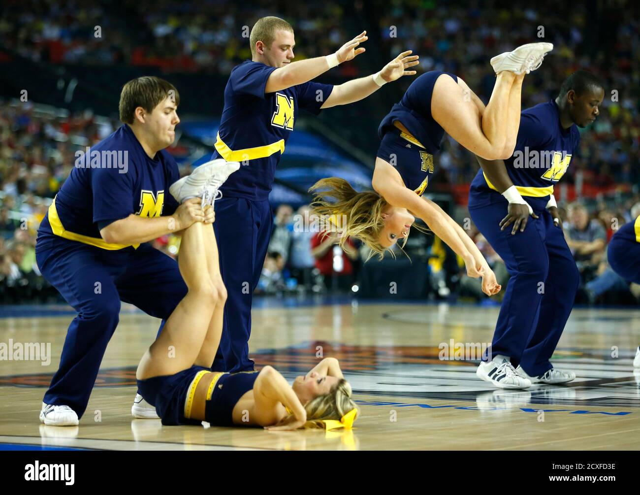 Michigan wolverines cheerleaders hi-res stock photography and images ...
