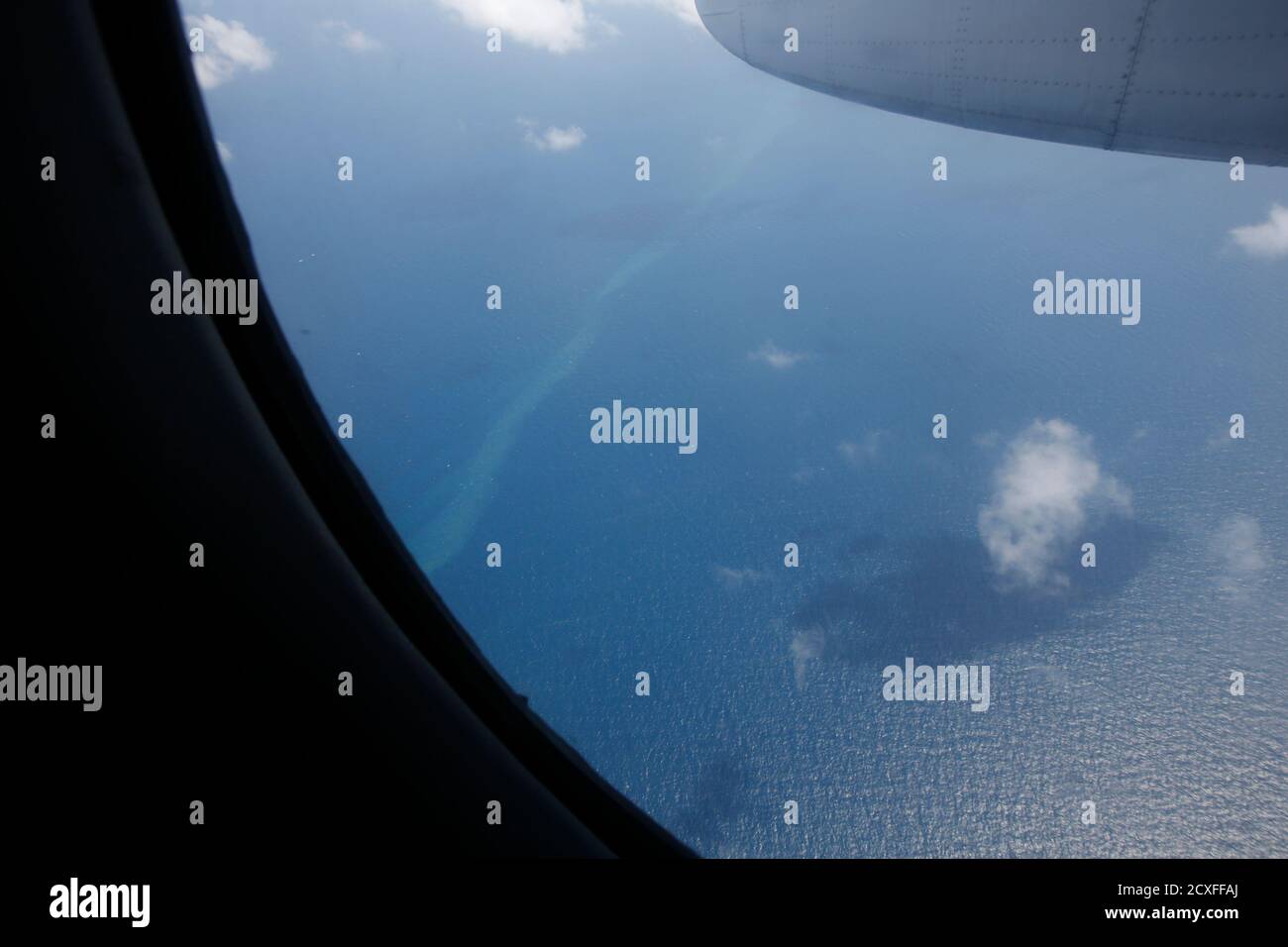 Oil spill aircraft hi-res stock photography and images - Alamy