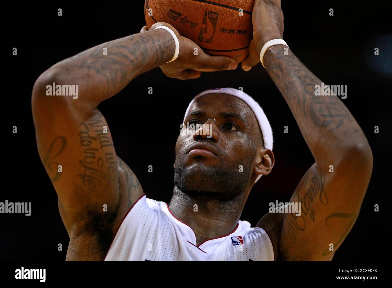 Lebron james free throw hi-res stock photography and images - Alamy