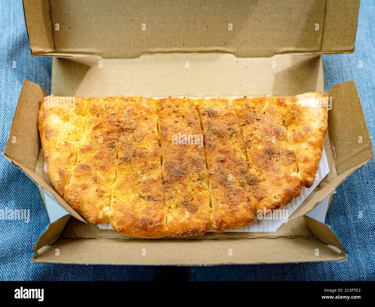 Garlic bread in a box hi-res stock photography and images - Alamy