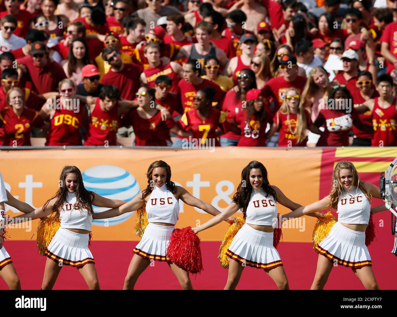 Usc cheerleaders hi-res stock photography and images - Alamy