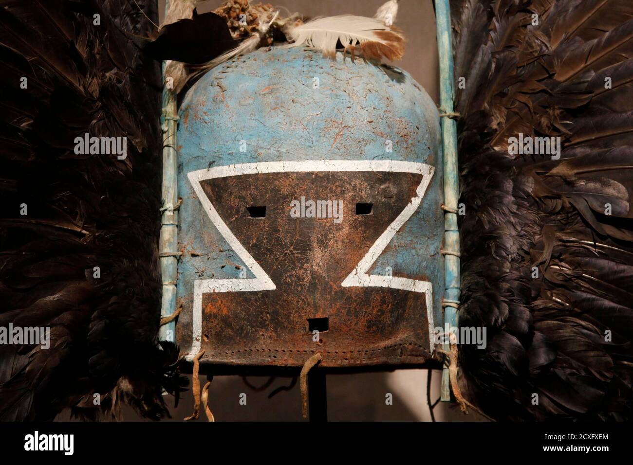 Native american ritual mask hi-res stock photography and images - Alamy