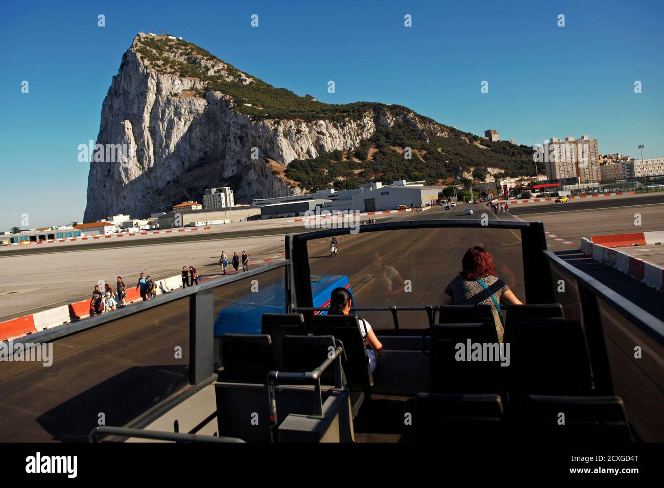 Pedestrians crossing the border on gibraltar hi-res stock photography ...