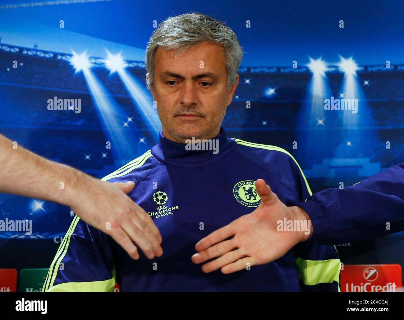 Thibaut courtois chelsea goalkeeper hi-res stock photography and images ...